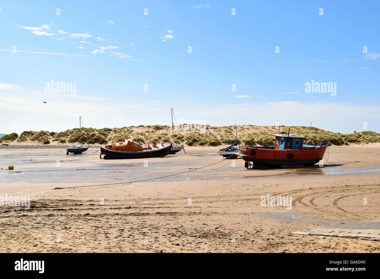 Stranded beach hi-res stock photography and images - Alamy