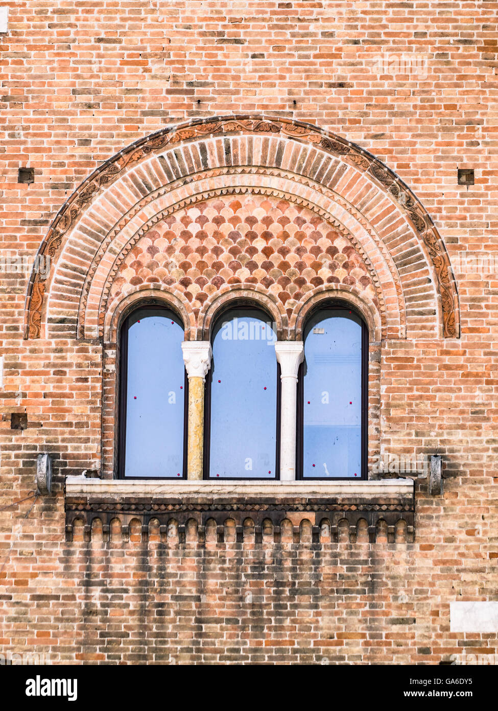 Medieval mullioned window hi-res stock photography and images - Alamy