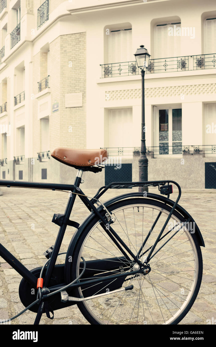 Paris bicycle basket hi-res stock photography and images - Alamy