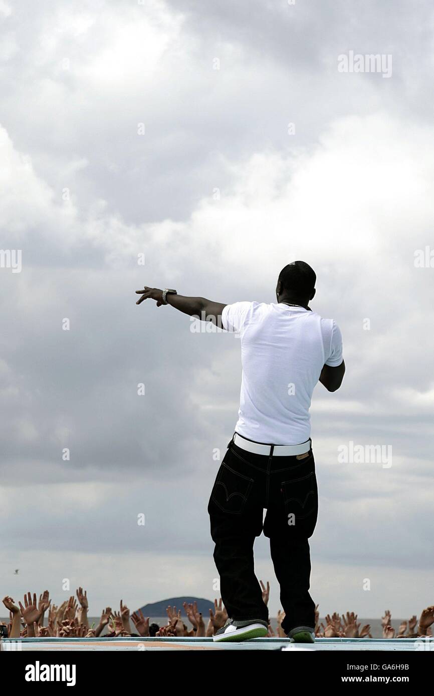Akon performs at T4 On The Beach, in Weston-Super-Mare Stock Photo - Alamy