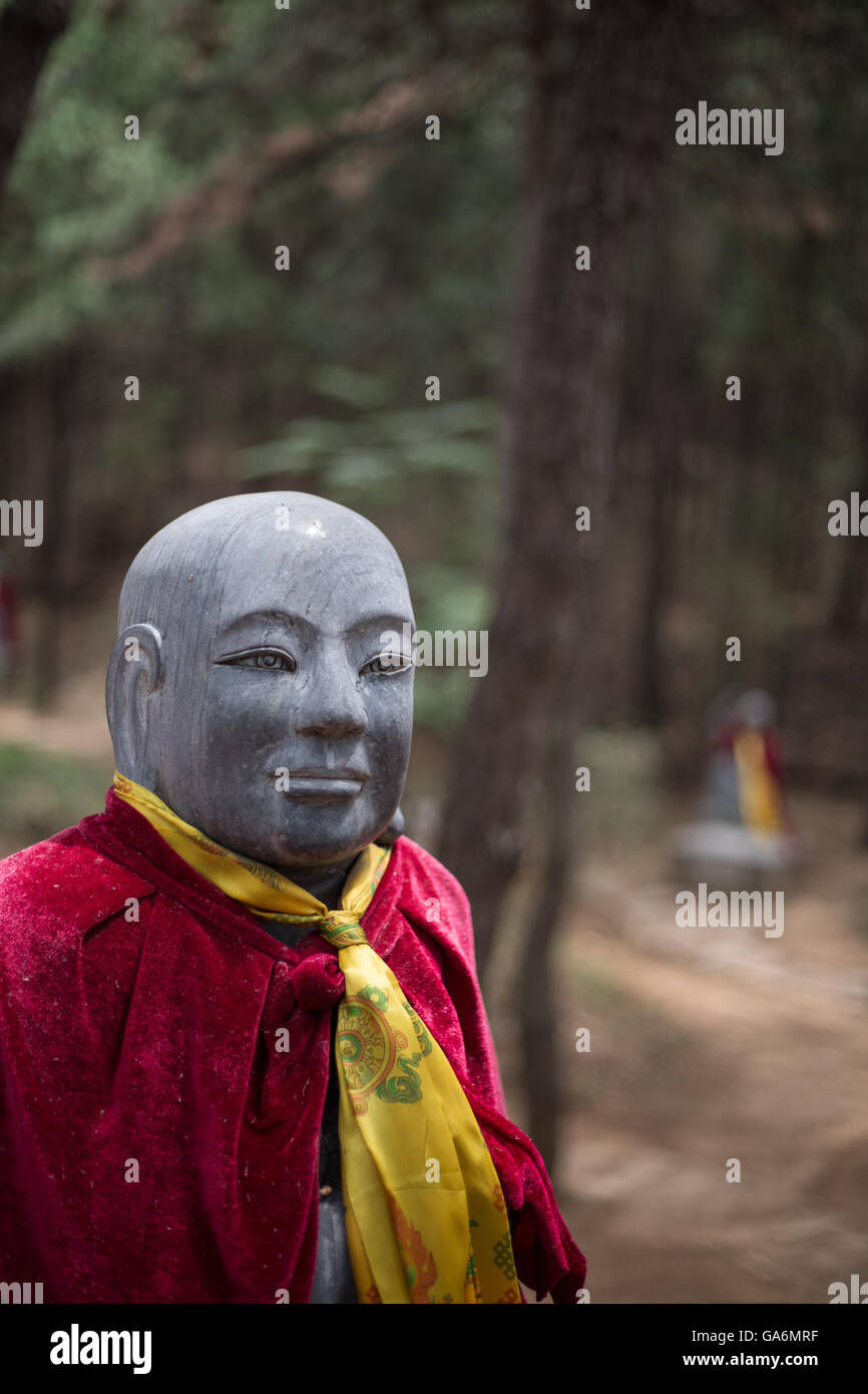 Hongluo Temple in Hongluo Mountain, with 500 Arhats statues and Smiling ...