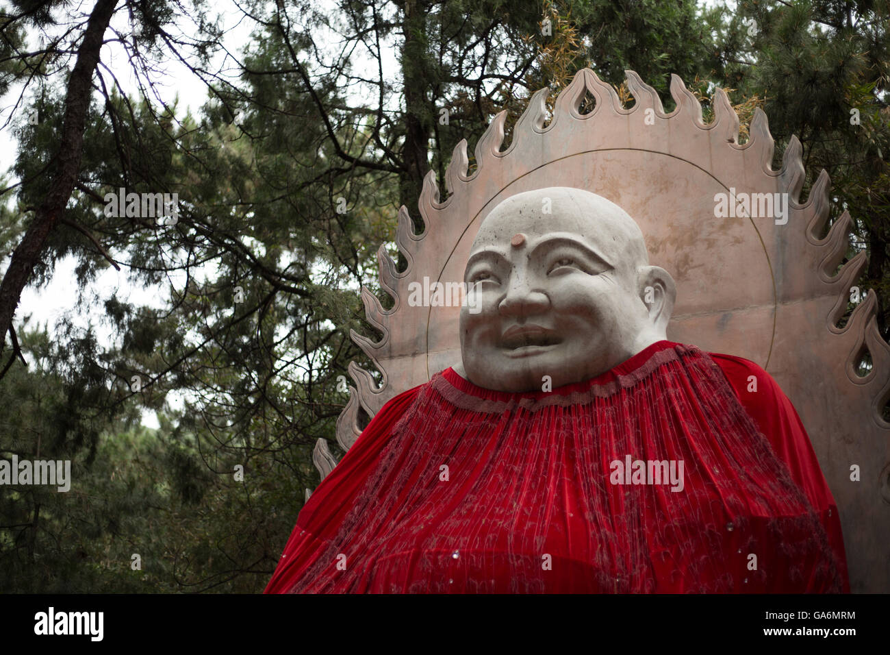Hongluo Temple in Hongluo Mountain, with 500 Arhats statues and Smiling ...