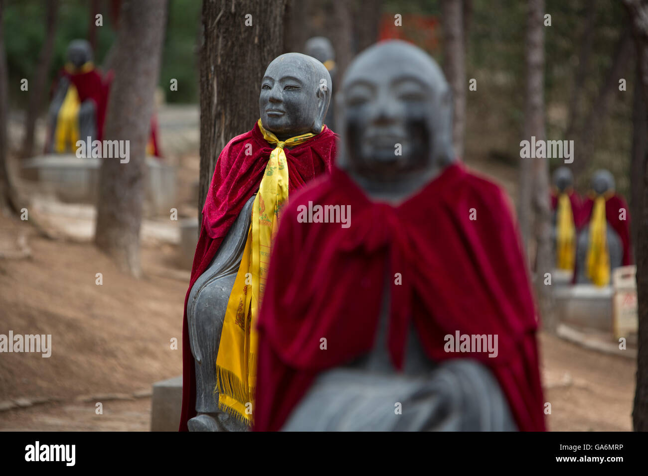 Hongluo Temple in Hongluo Mountain, with 500 Arhats statues and Smiling ...
