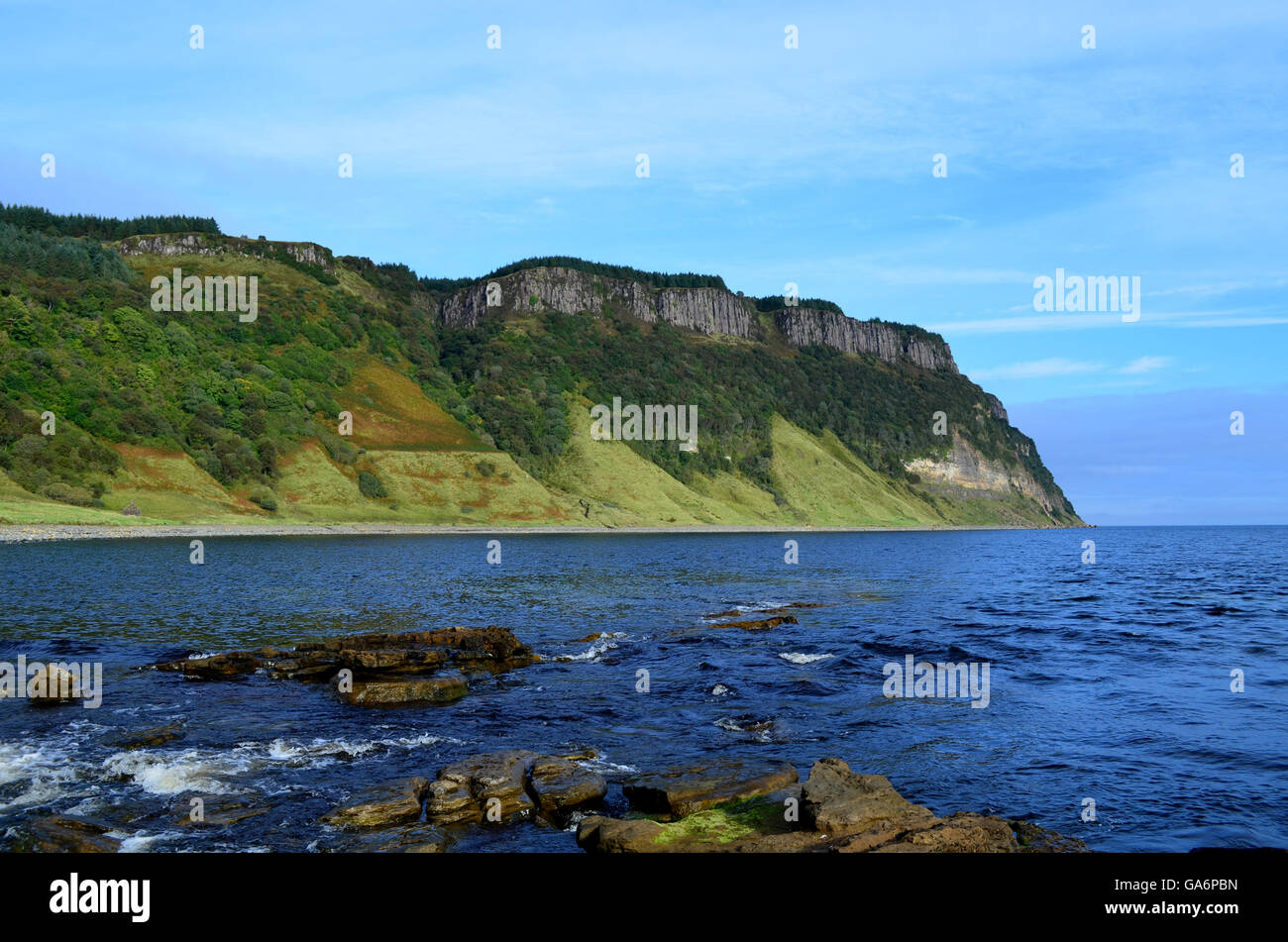 Towering lush sea cliffs at Bearreraig Bay in Scotland Stock Photo - Alamy