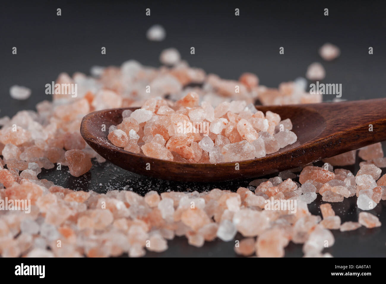 Himalayan pink rock salt in wooden spoon closeup Stock Photo - Alamy