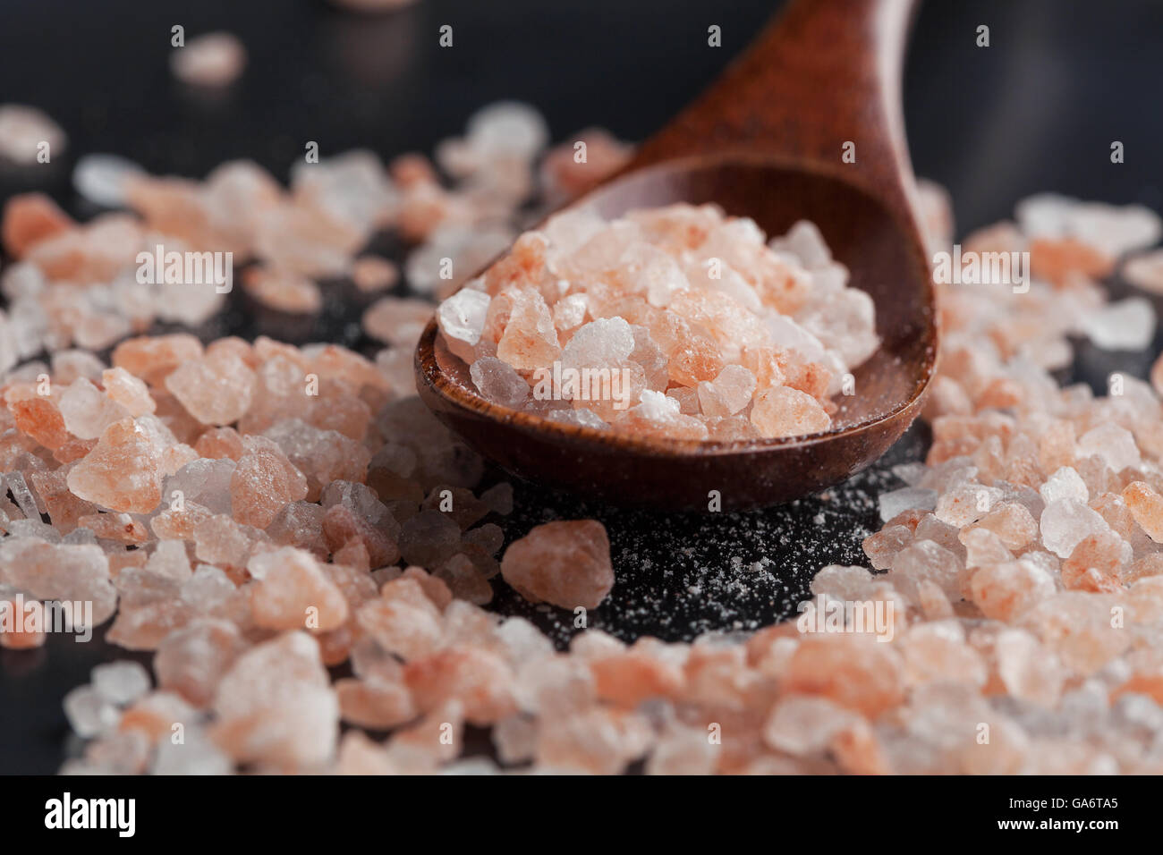 Himalayan pink rock salt in wooden spoon closeup Stock Photo - Alamy
