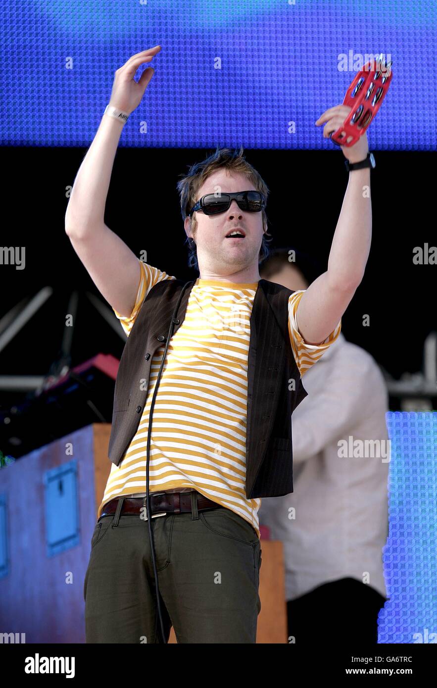 Ricky wilson kaiser chiefs performing t4 on beach hi-res stock ...