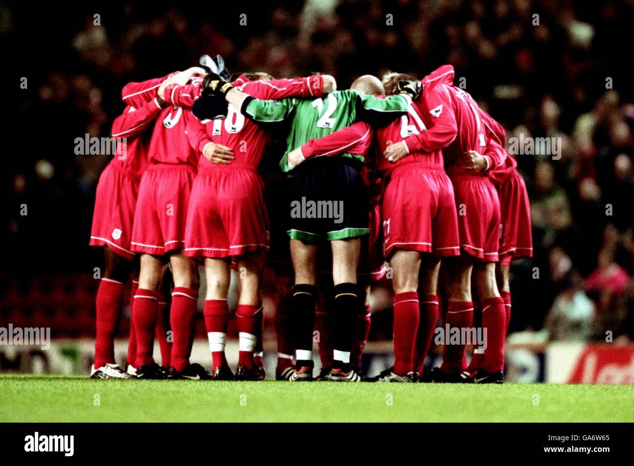 The Liverpool players huddle together before kick off Stock Photo - Alamy