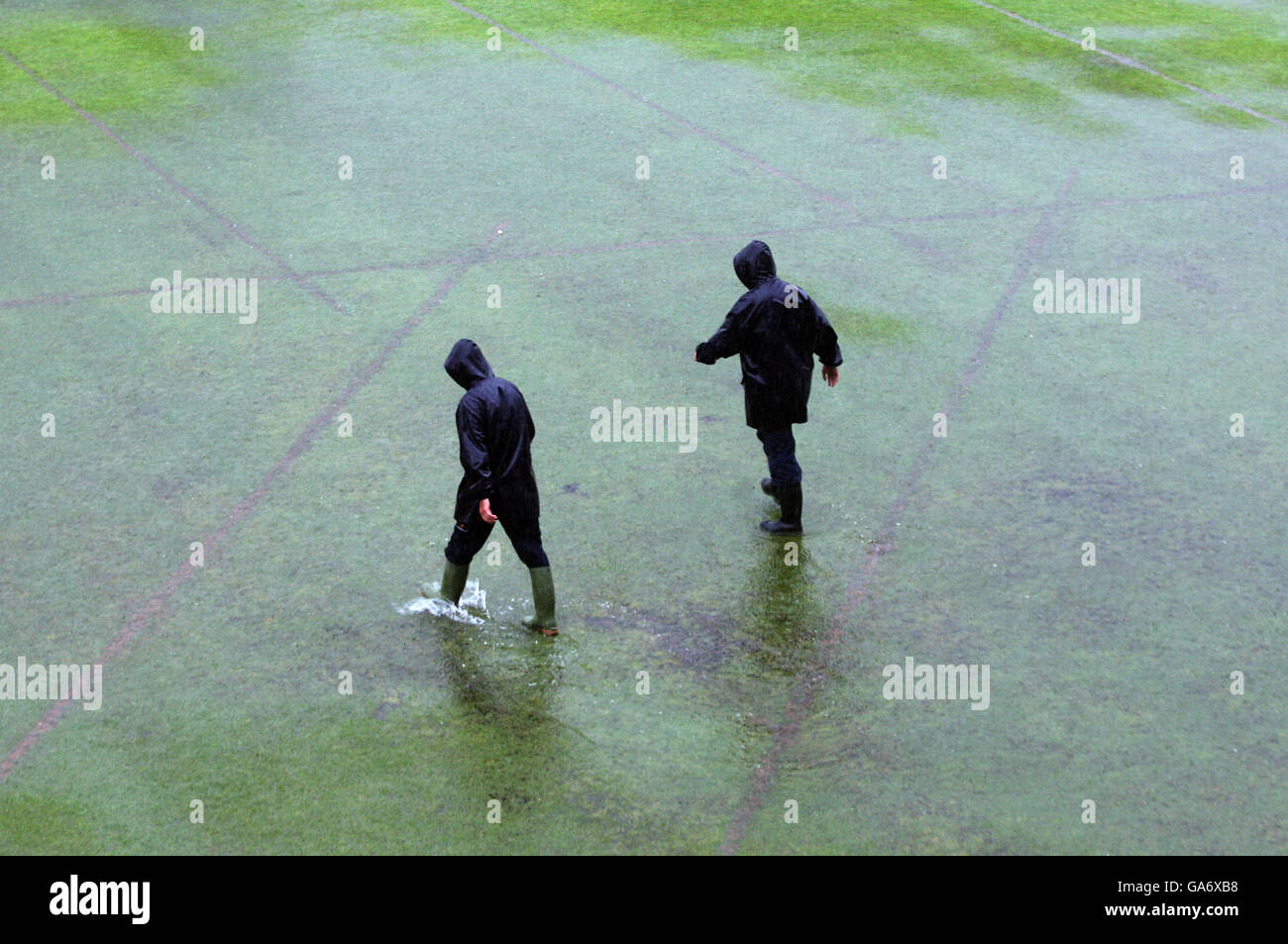 Bad light and rain delay the start of the Test Match between England ...