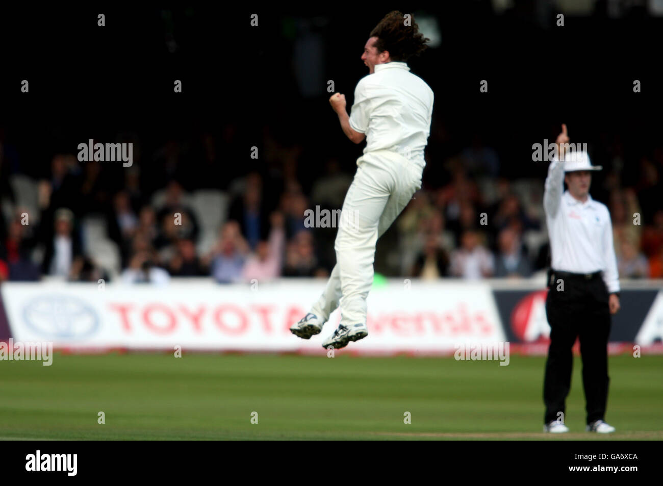 Cricket full length celebrates hi-res stock photography and images - Alamy