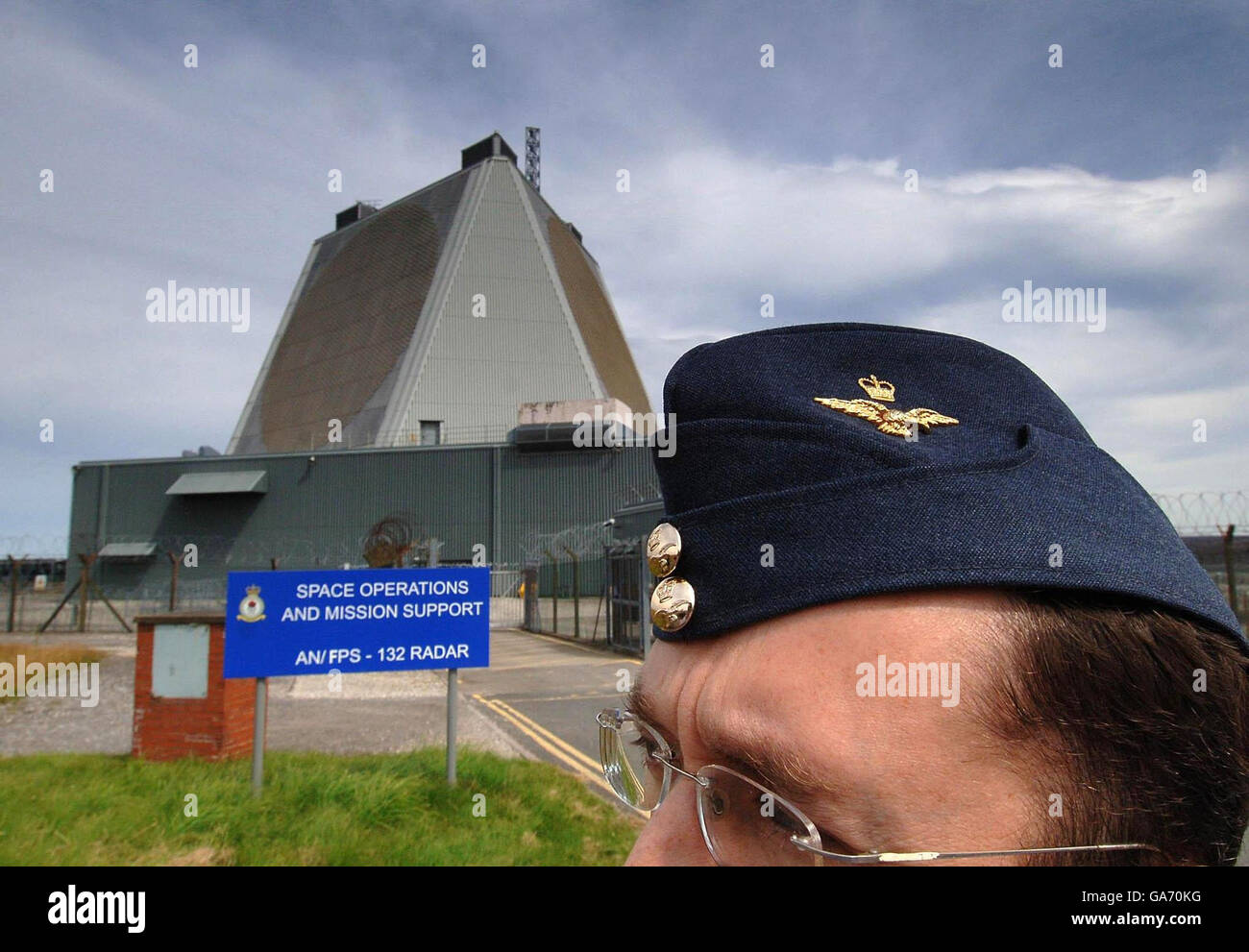 Hat raf fylingdales british royal air force england mangpb hi-res stock ...