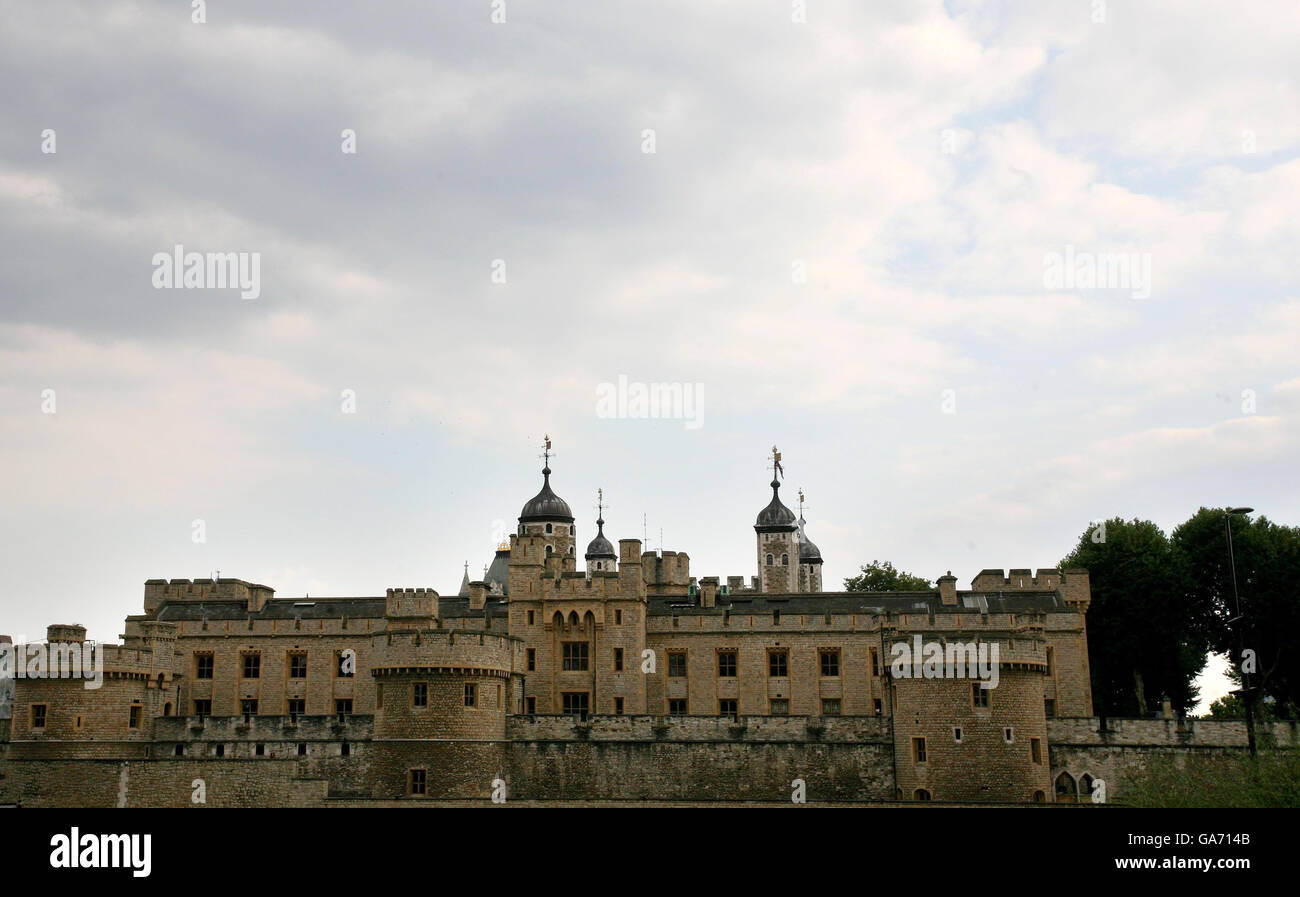 Tower london exterior hi-res stock photography and images - Alamy