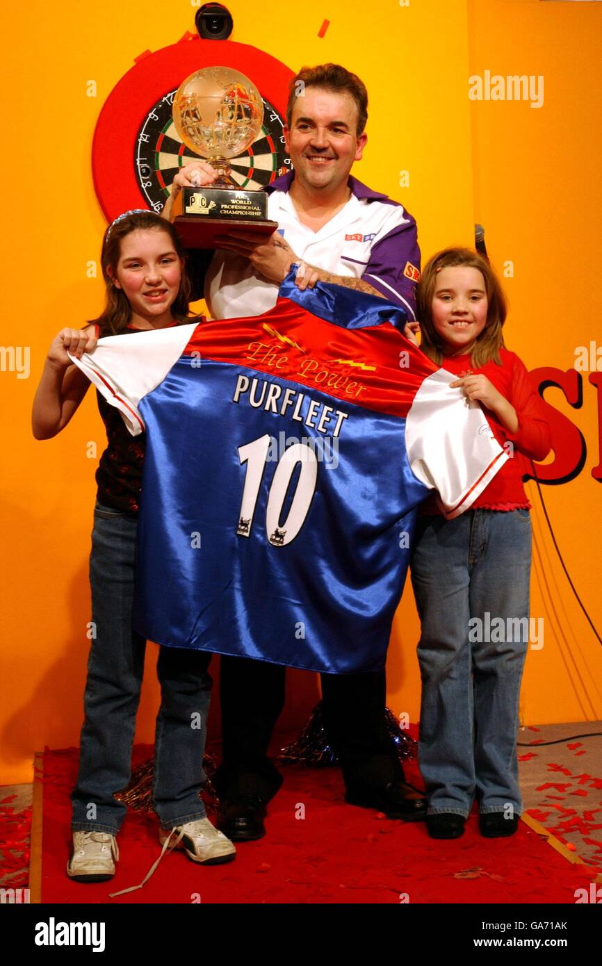 Darts - 2002 Skol World Championships - Purfleet Stock Photo - Alamy