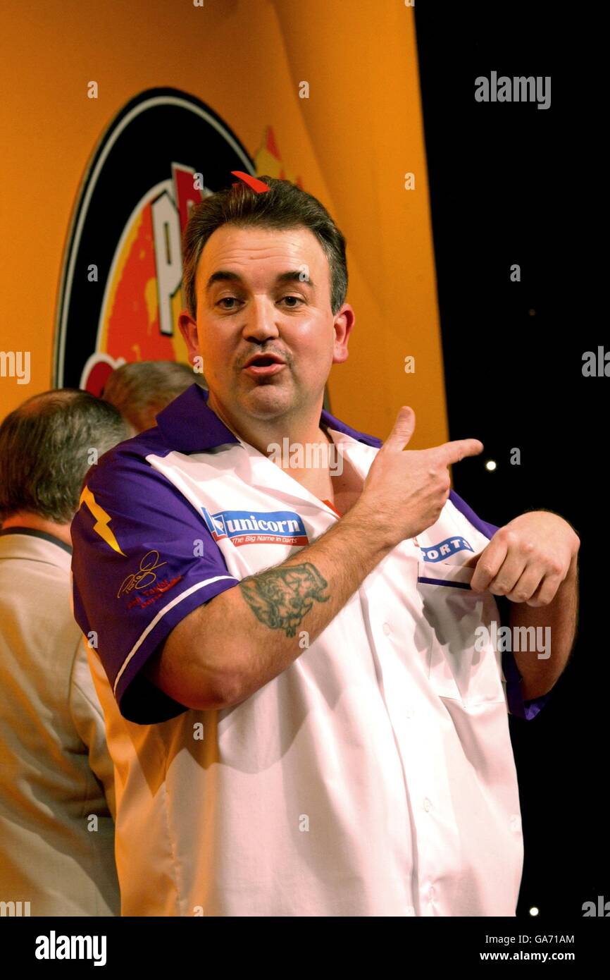 Darts - 2002 Skol World Championships - Purfleet Stock Photo - Alamy