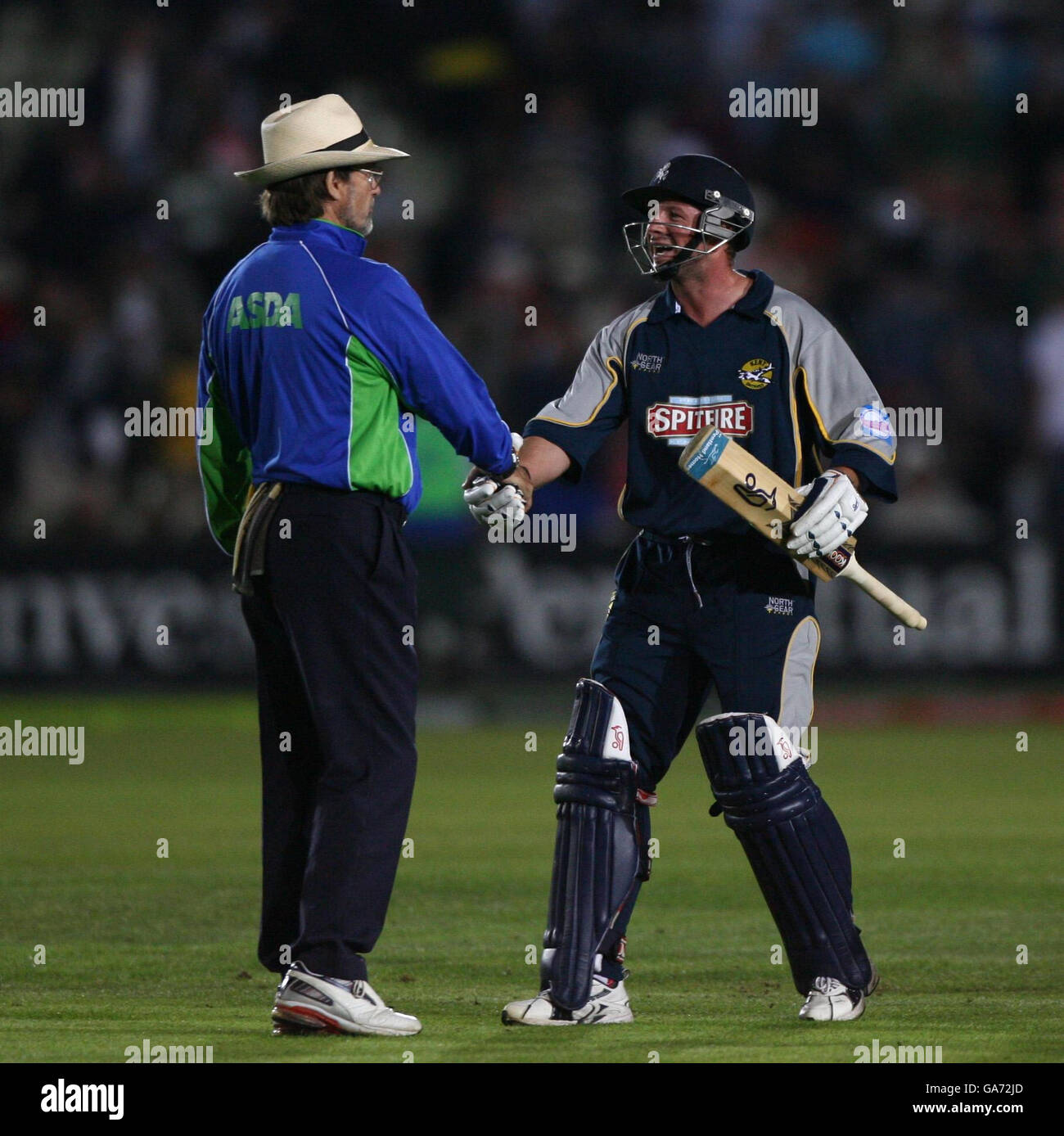 Sport cricket shaking hands celebrating hi-res stock photography and ...