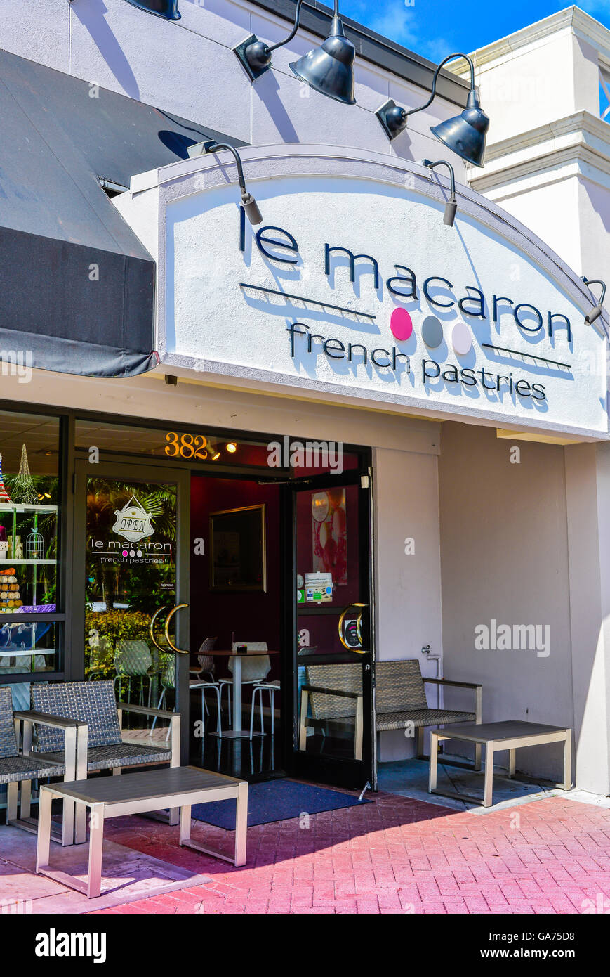 French bakery stores hi-res stock photography and images - Alamy