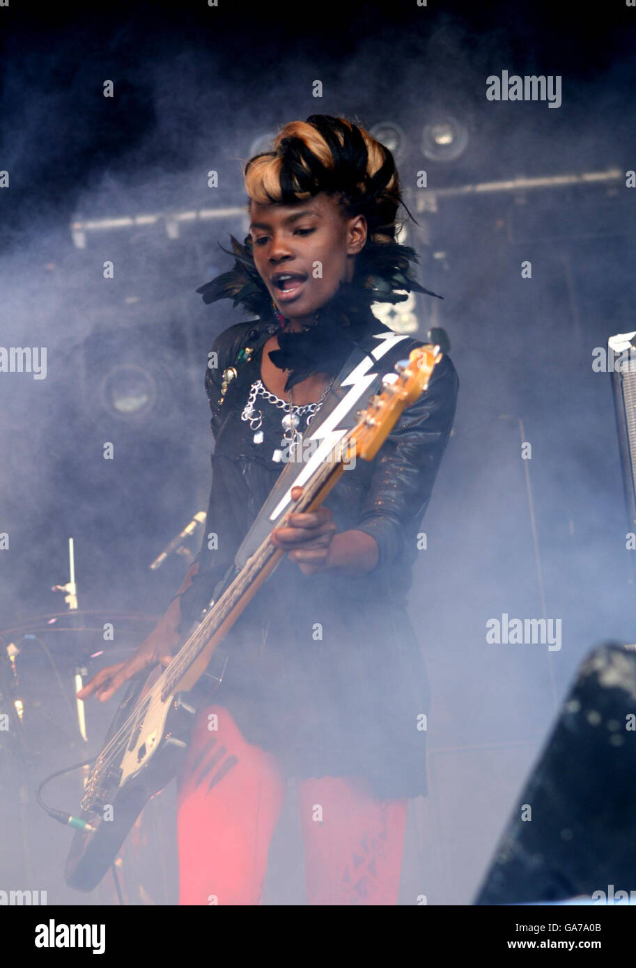 Singer bassist shingai shoniwa hi-res stock photography and images - Alamy