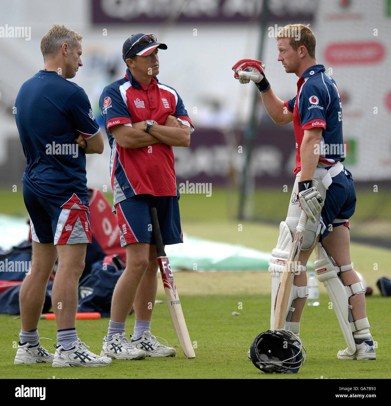 Full length talking gesturing england mangsb hi-res stock photography ...