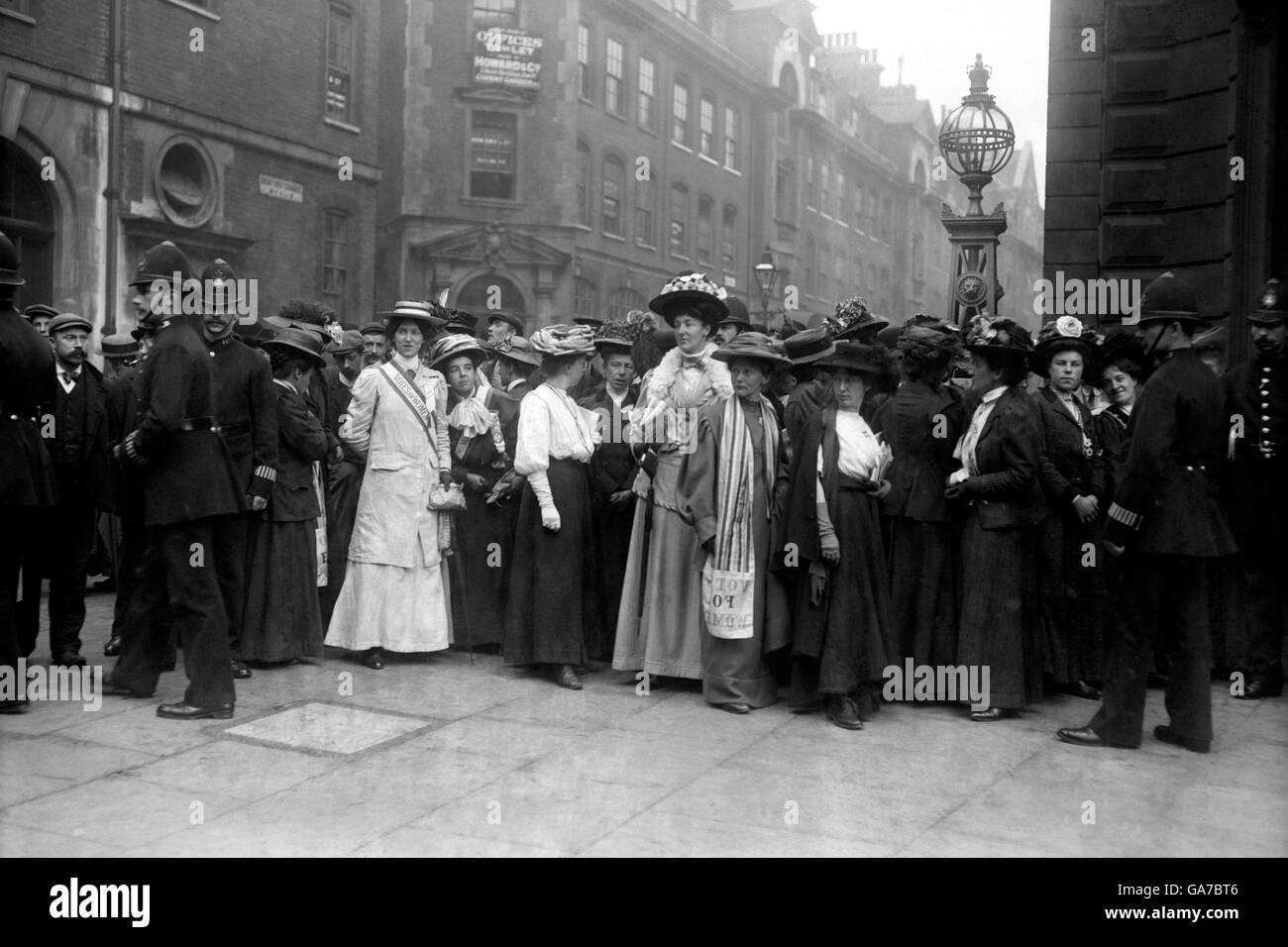 Suffragettes. Suffragettes outside Bow Street Stock Photo - Alamy