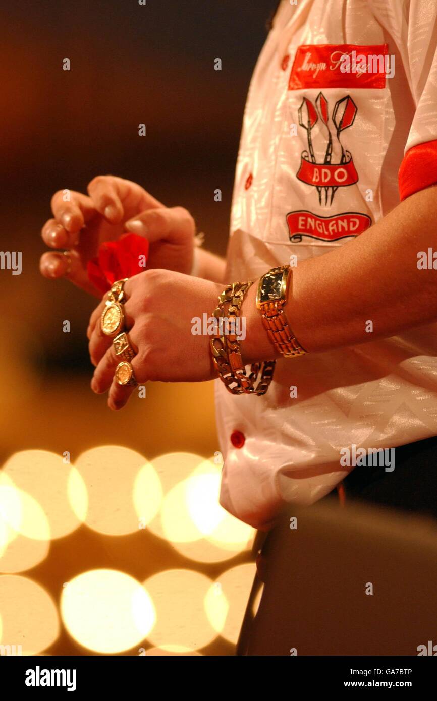 Darts embassy world darts championships final frimley green hi-res ...