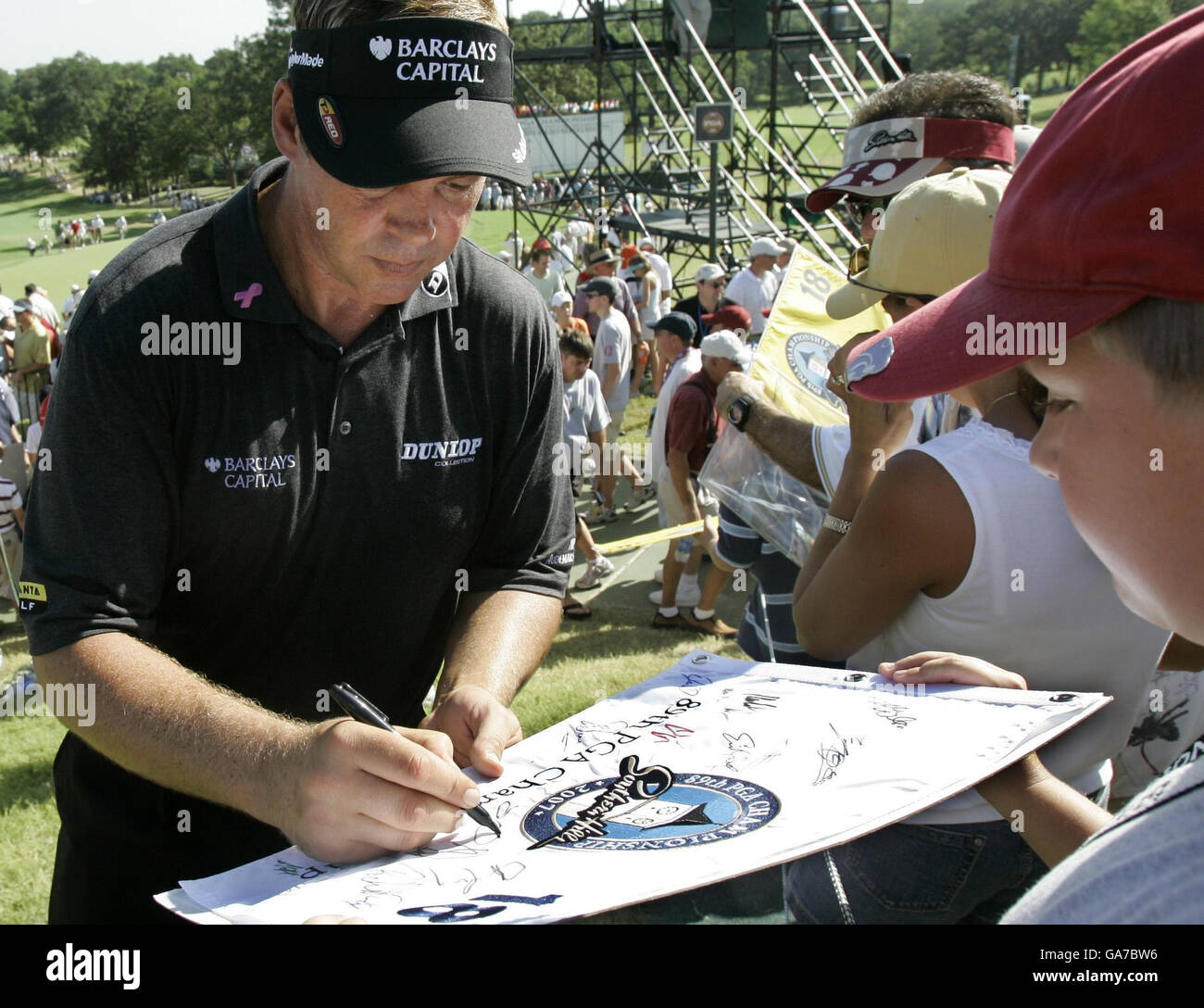 Darren clarke signs autographs hi-res stock photography and images - Alamy