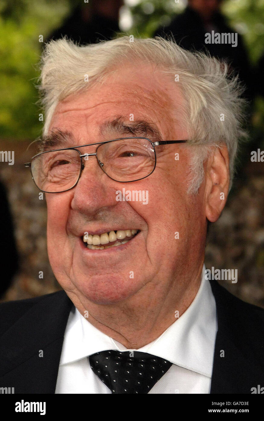 Comedian frank carson leaves the funeral of mike reid hi-res stock ...