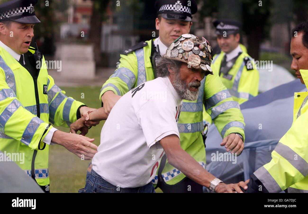 Peace campaigner Brian Haw with police after letters were issued to ...