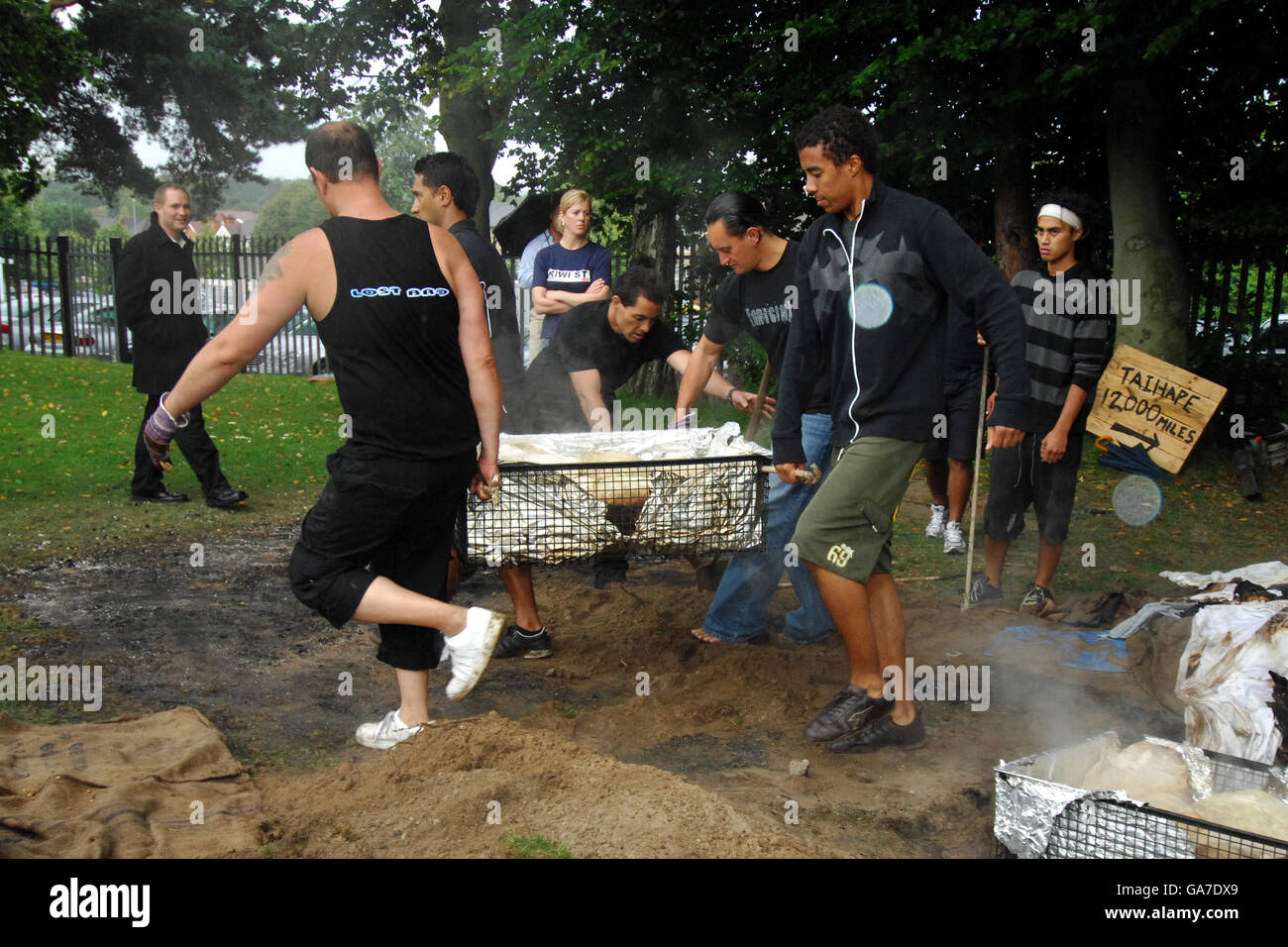 The traditional hangi new zealand cooking pit hi-res stock photography ...