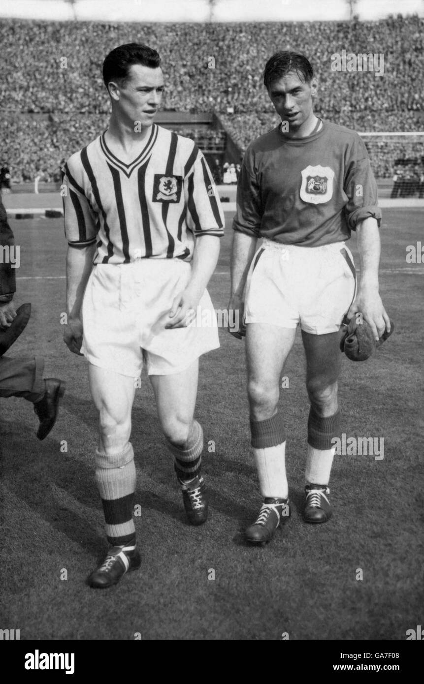 Manchester United goalkeeper Ray Wood (right) and Aston Villa's Peter ...