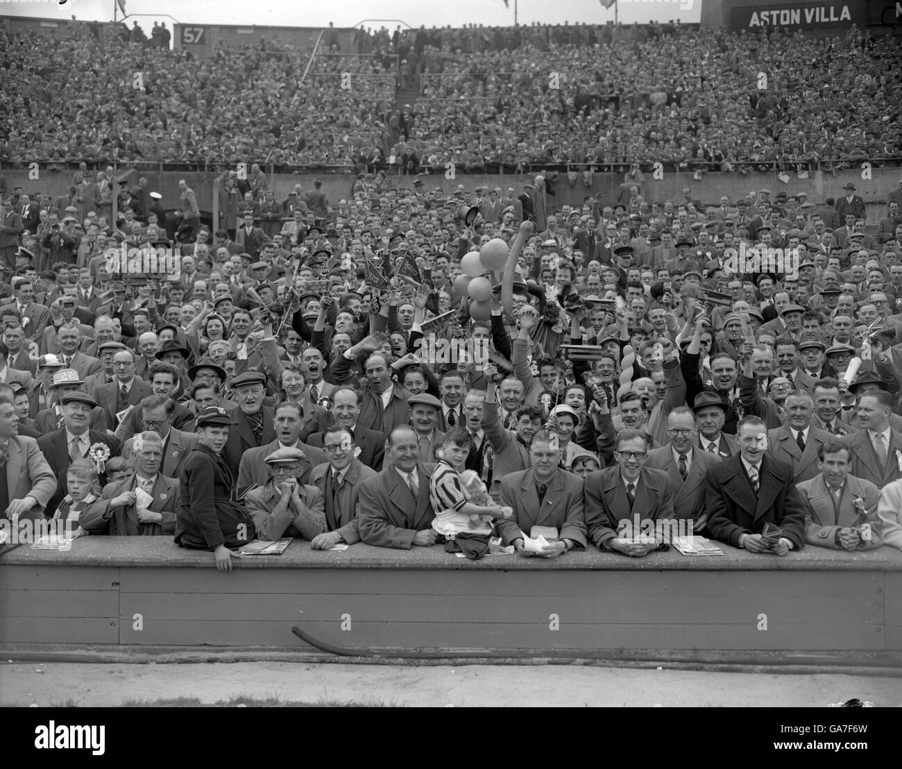 Football crowd 1950s hi-res stock photography and images - Alamy