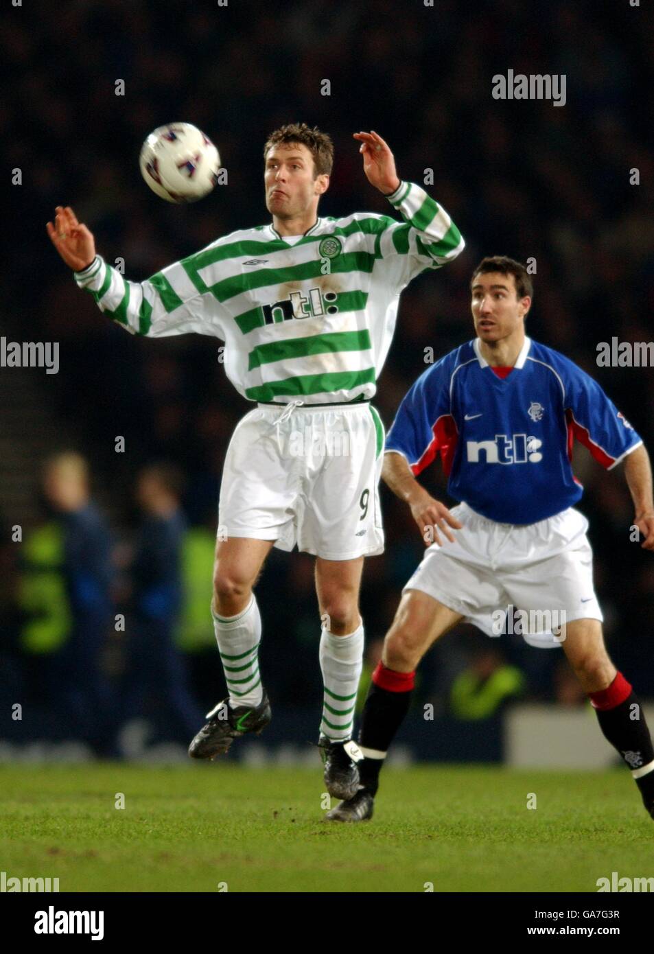 Chris Sutton of Celtic controls the ball ahead of Tony Vidmar of ...
