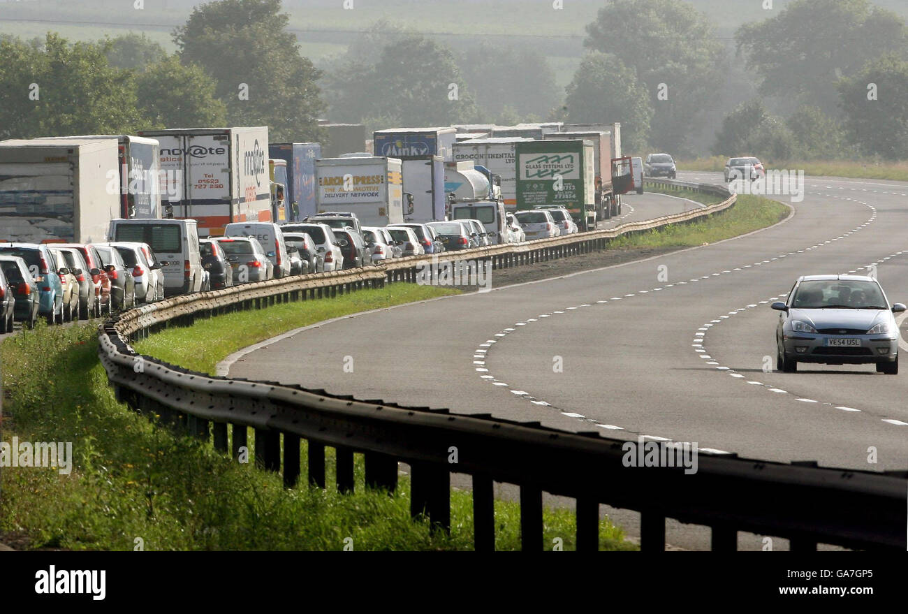 Traffic at a standstill on the M5 in Gloucestershire after police ...