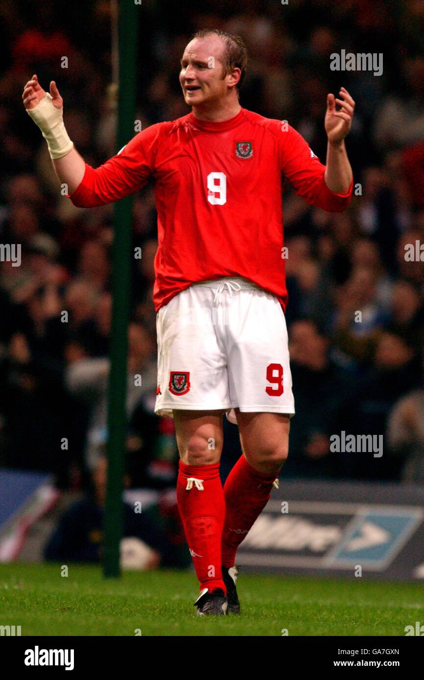 Football action john hartson hi-res stock photography and images - Alamy