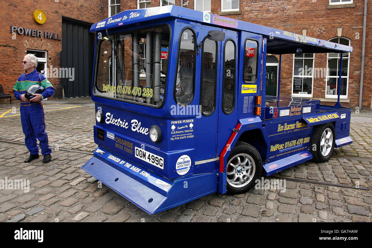 Electric milk float hi-res stock photography and images - Alamy
