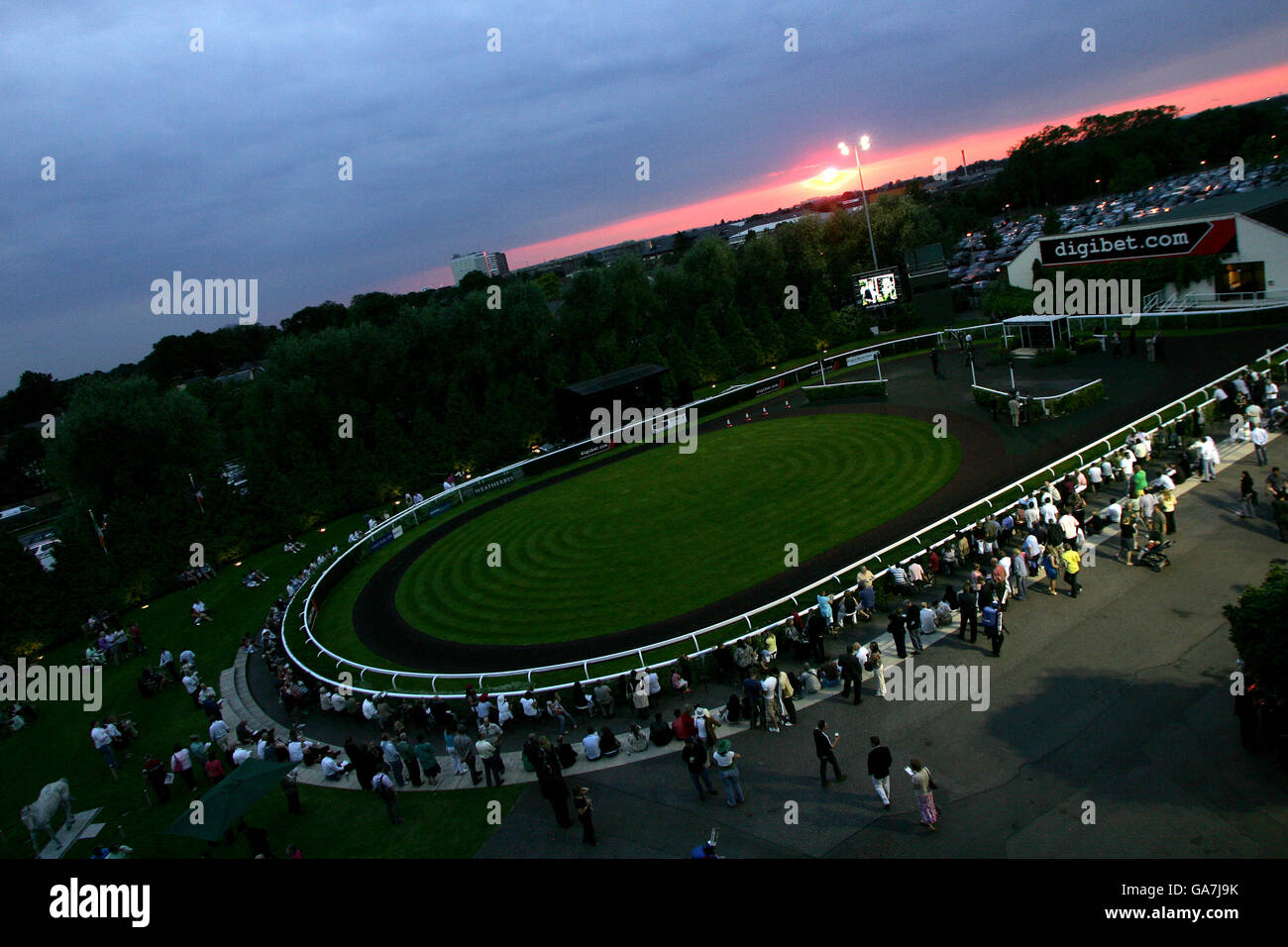 Kempton park racecourse crowd hi-res stock photography and images - Alamy
