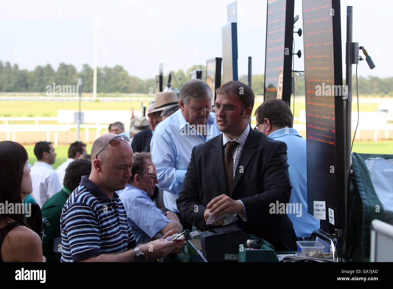 Kempton park racecourse crowd hi-res stock photography and images - Alamy