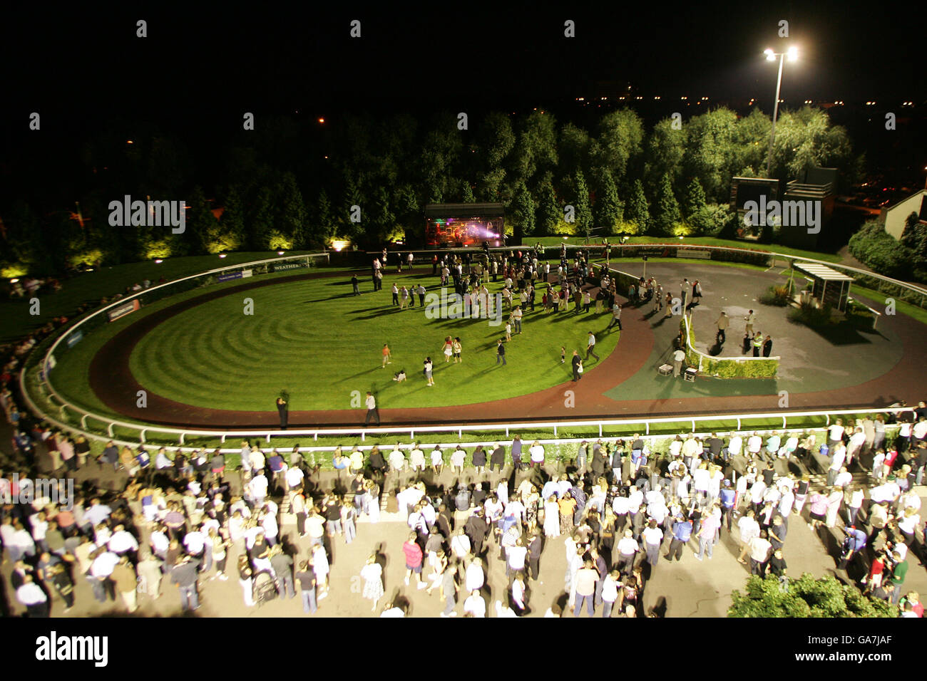Kempton park racecourse crowd hi-res stock photography and images - Alamy