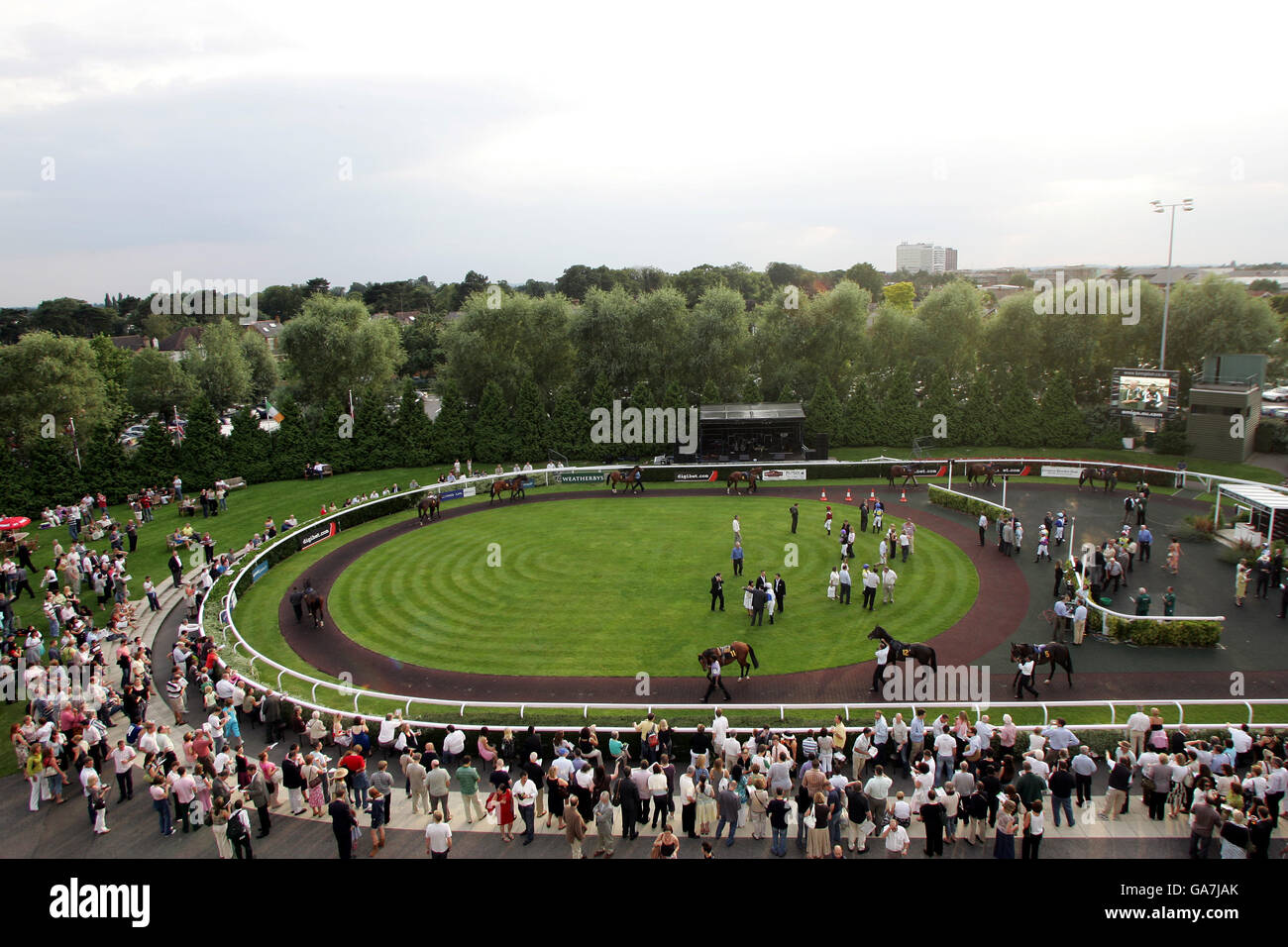Horse Racing - Irish Night - Kempton Park. General view of the parade ...