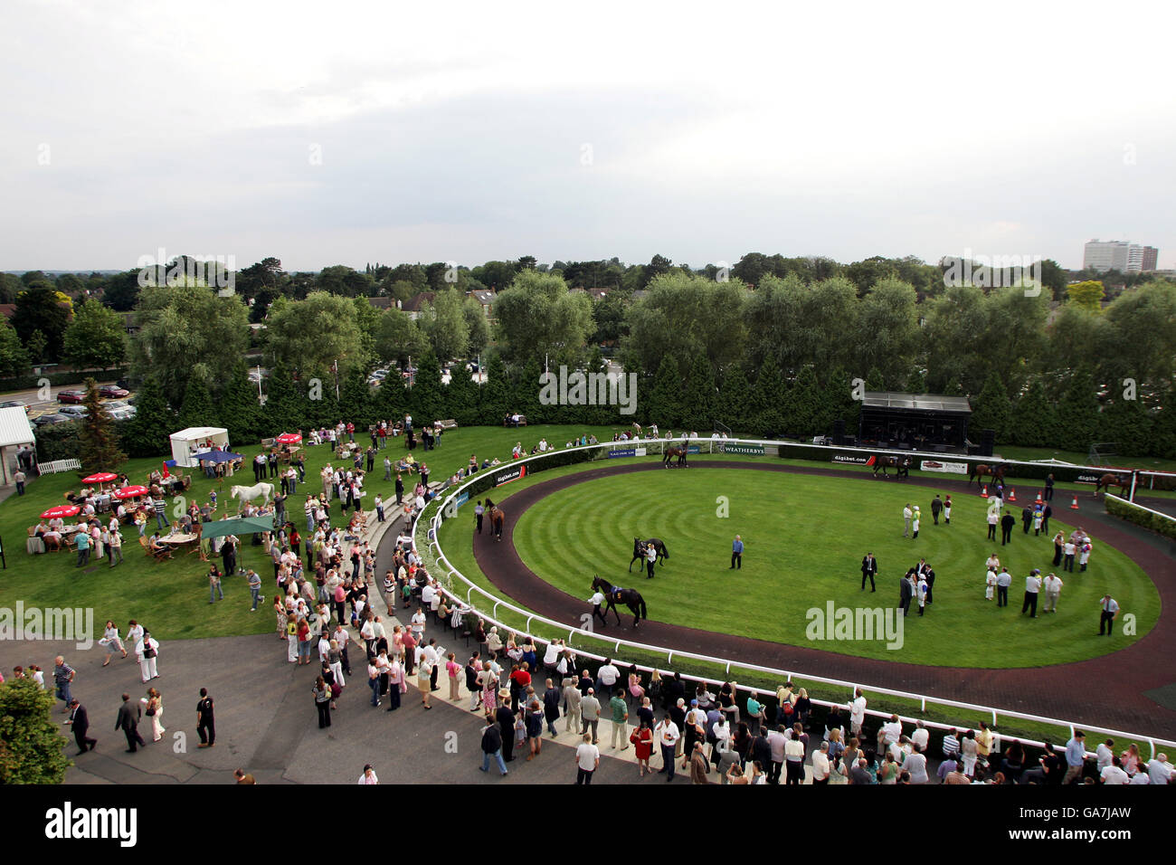 Kempton park racecourse crowd hi-res stock photography and images - Alamy