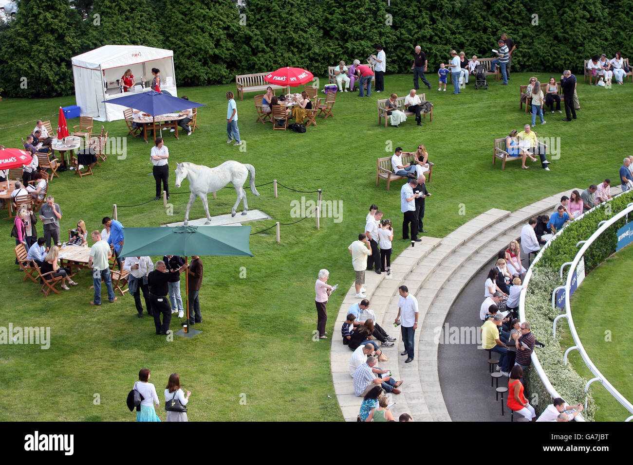 Kempton park racecourse crowd hi-res stock photography and images - Alamy