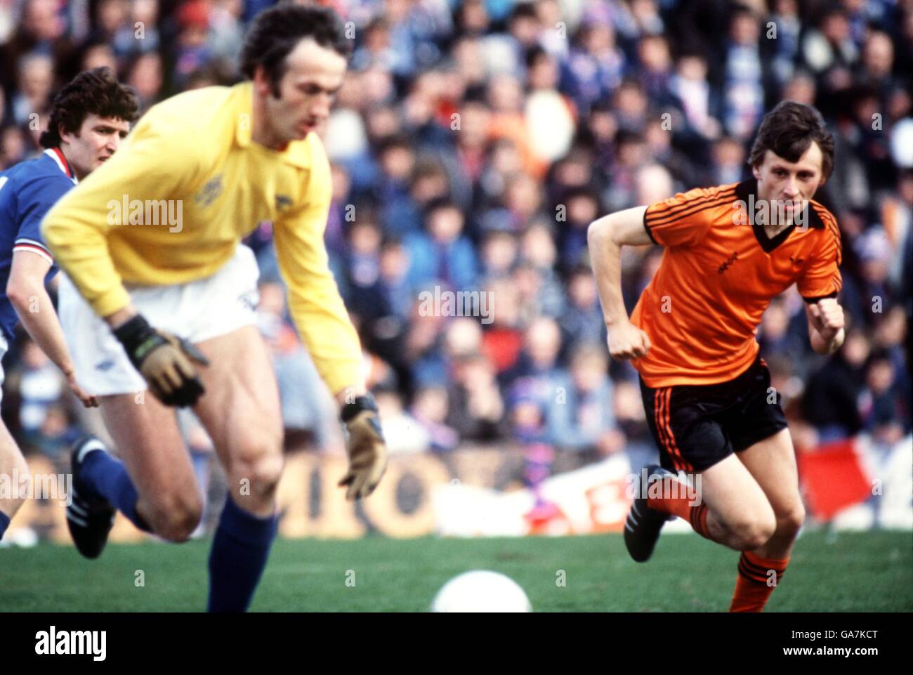 Dundee United's Paul Sturrock (r) runs in to put pressure on Rangers ...