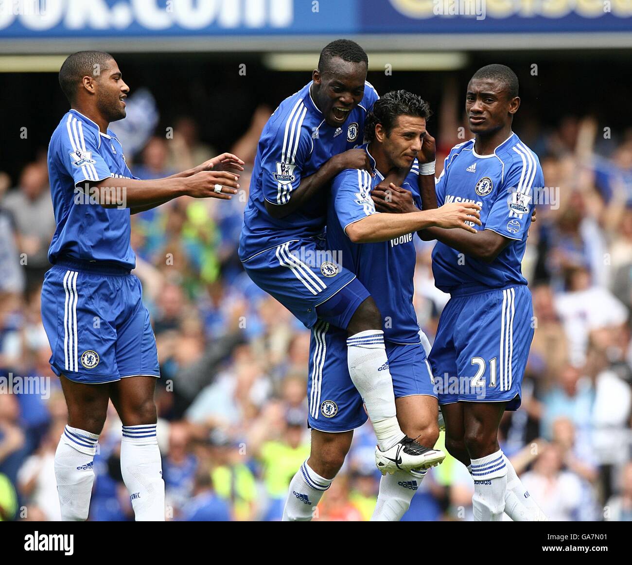Chelsea's Claudio Pizarro celebrates scoring with teammates Stock Photo ...