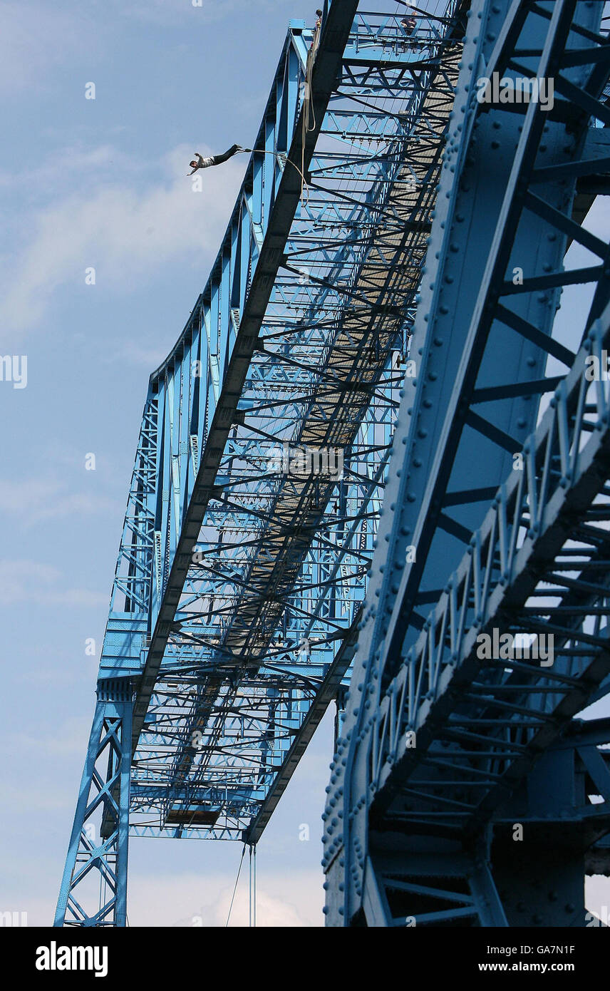 Man bungee jumping from a bridge hi-res stock photography and images ...