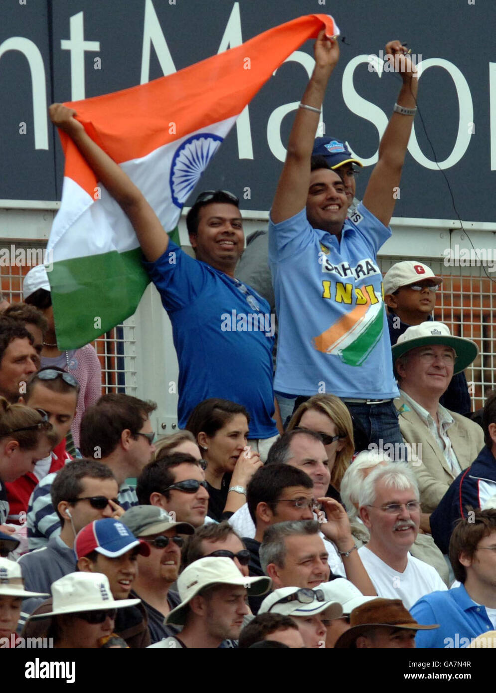 Crowd cheering india hi-res stock photography and images - Alamy