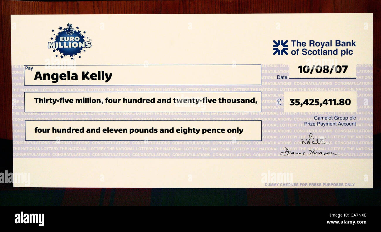 Oversized cheque hi-res stock photography and images - Alamy
