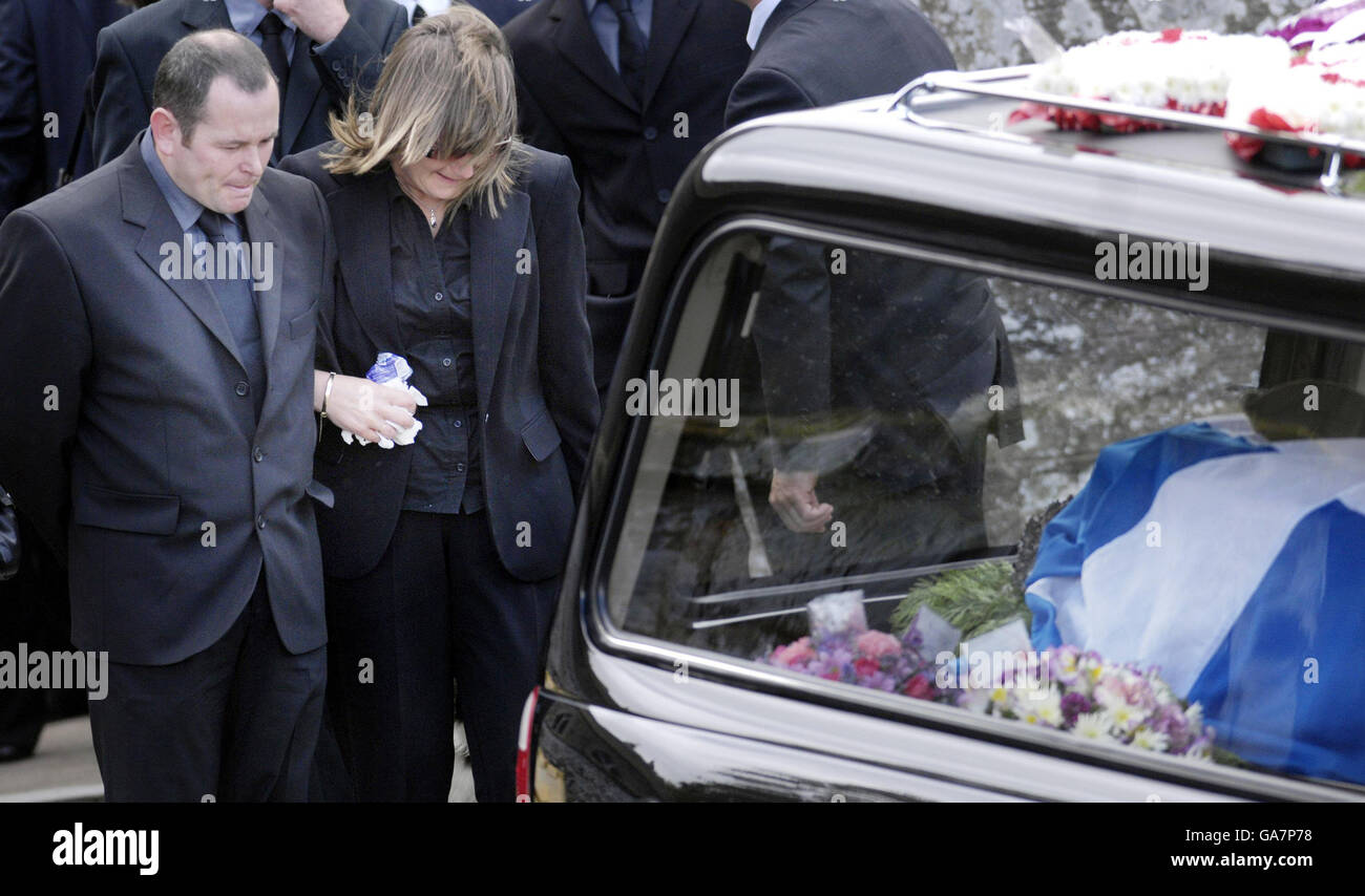 Derek lesley mcintosh look daughters coffin in back hearse hi-res stock ...