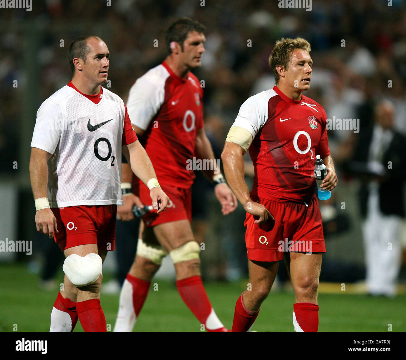 England's Jonny Wilkinson and Shaun Perry leaves the field dejected ...
