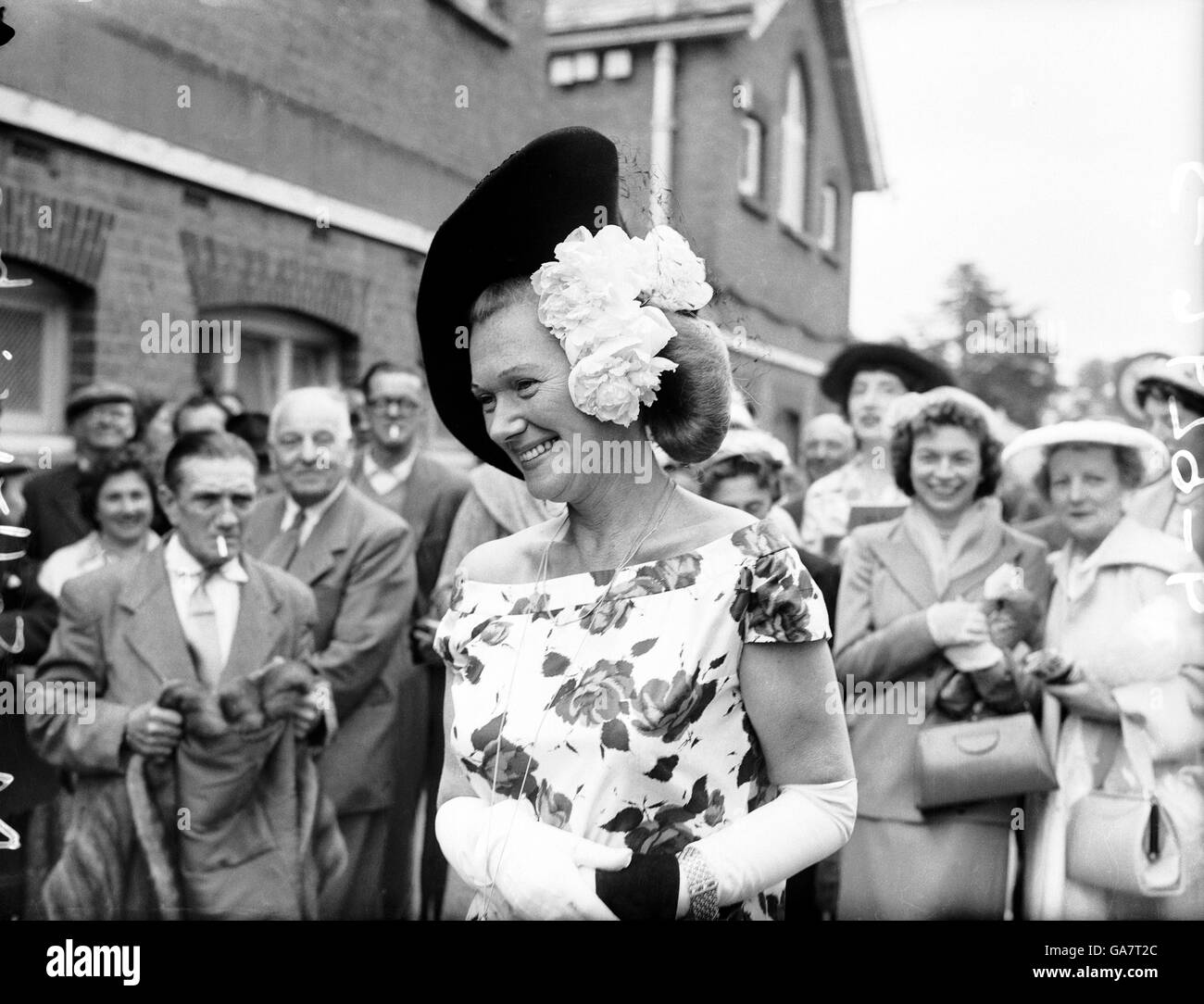 Mrs sally winters wear hat real roses royal ascot hi-res stock ...