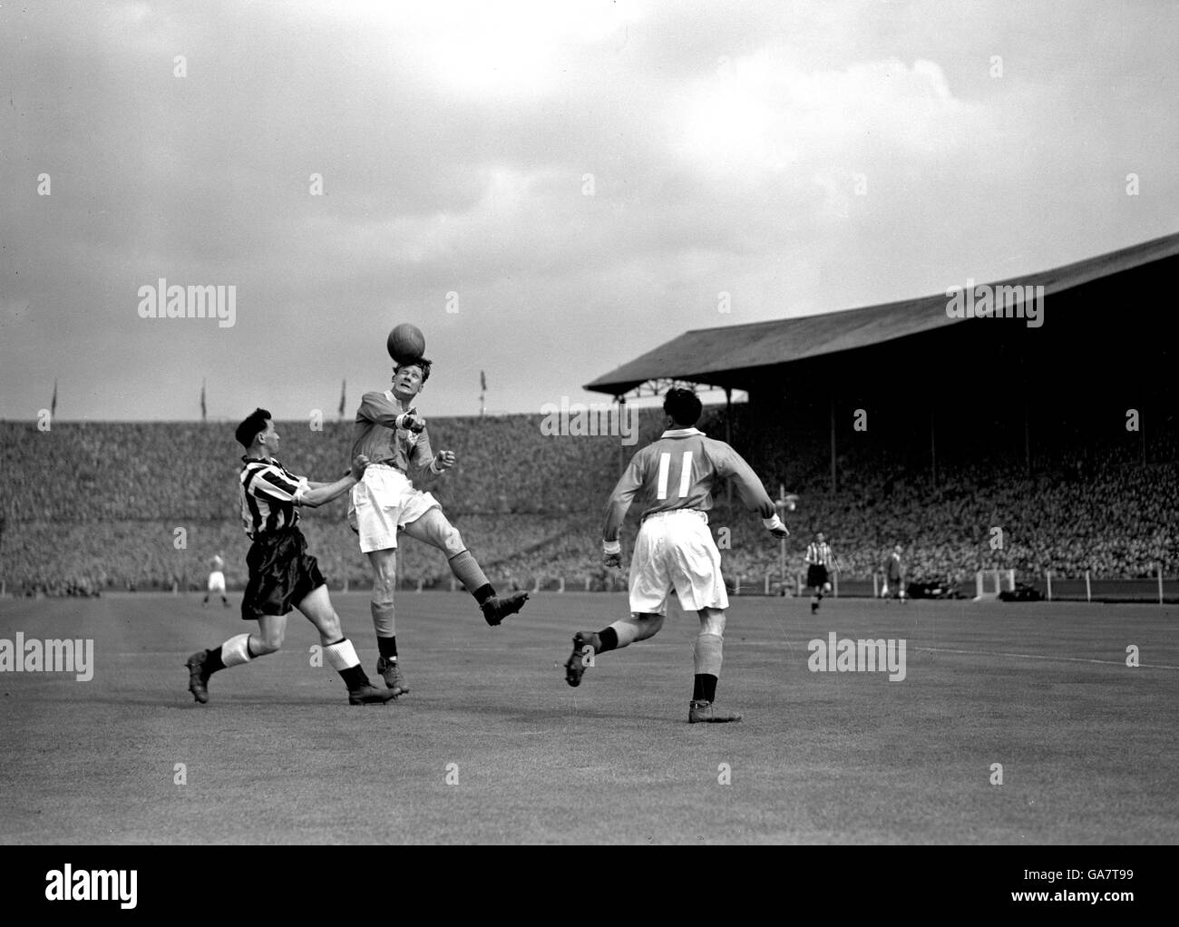 Bill Slater of Blackpool heads the ball during the F.A. Cup Final Stock ...