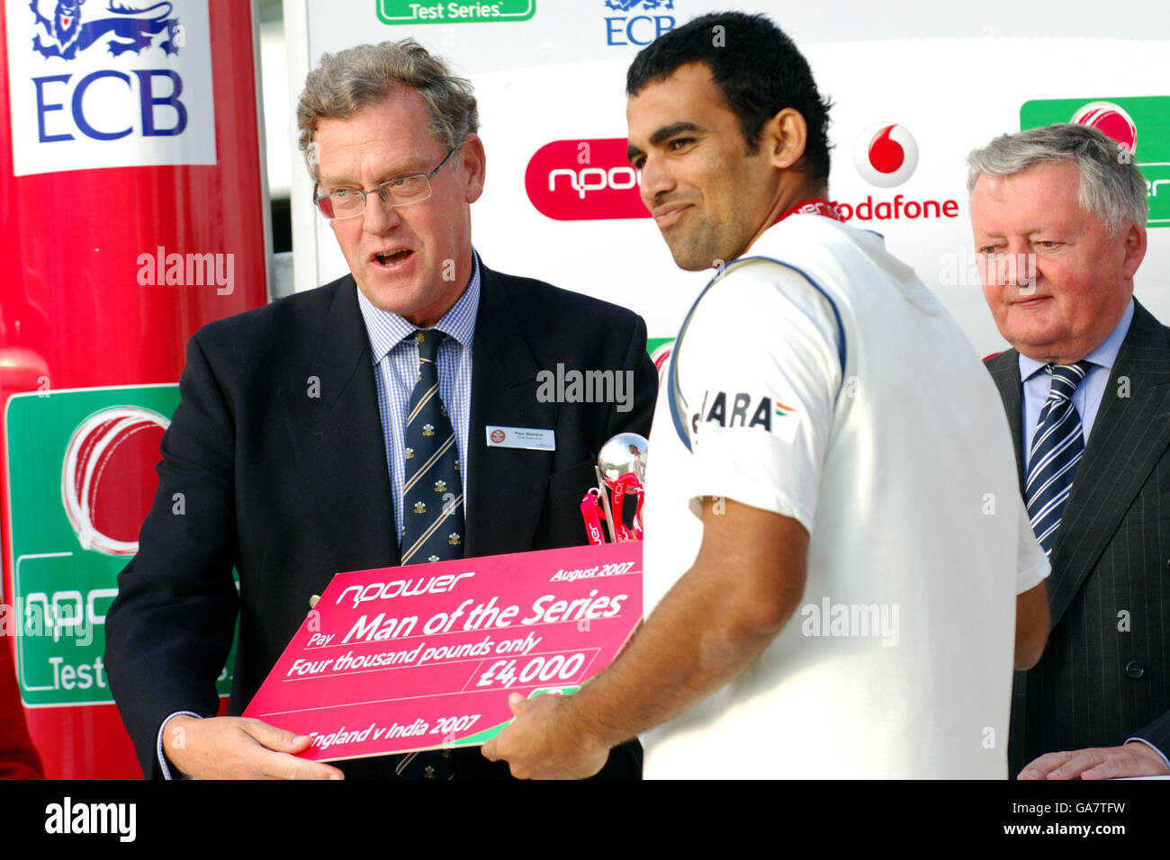 Cricket cricket fifth day 5th smiling cheque trophy hi-res stock ...